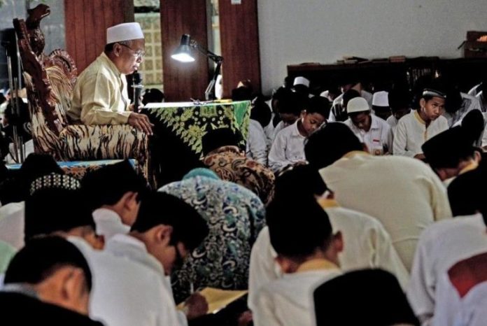 Mengenal Ciri Khas Pesantren Salaf | Tebuireng Online