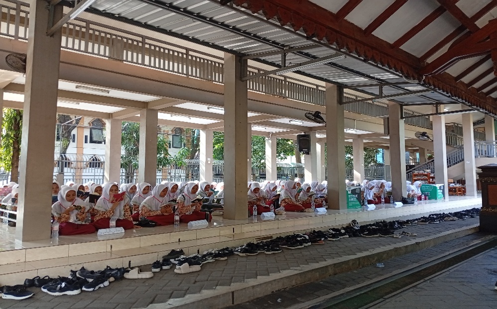 Rayakan Hari Santri, Santriwati PP. Al-Munawaroh Ziarah ke Makam Masyayikh Tebuireng | Tebuireng ...