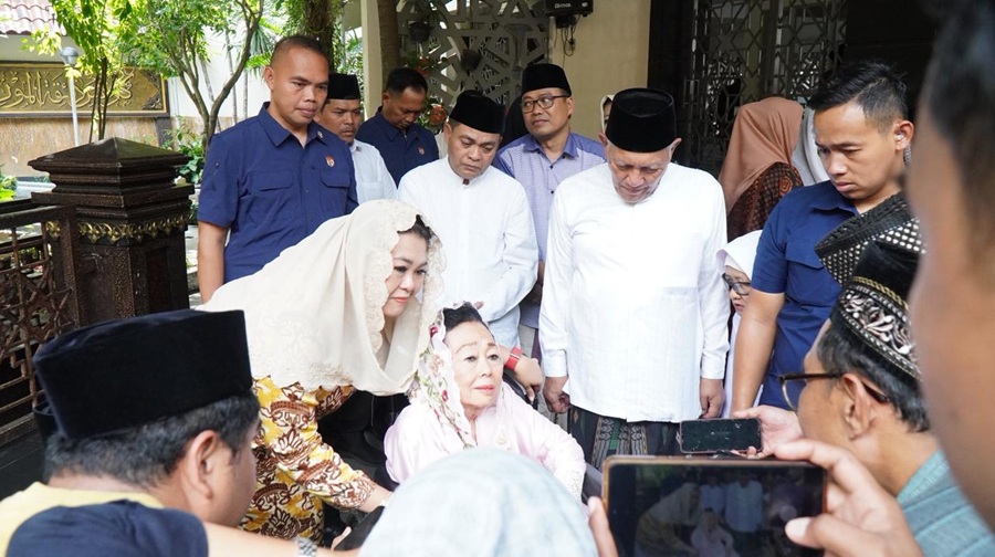 Ziarahi Makam Gus Dur, Sinta Nuriyah: Bukan Hanya Pahlawan Nasional ...